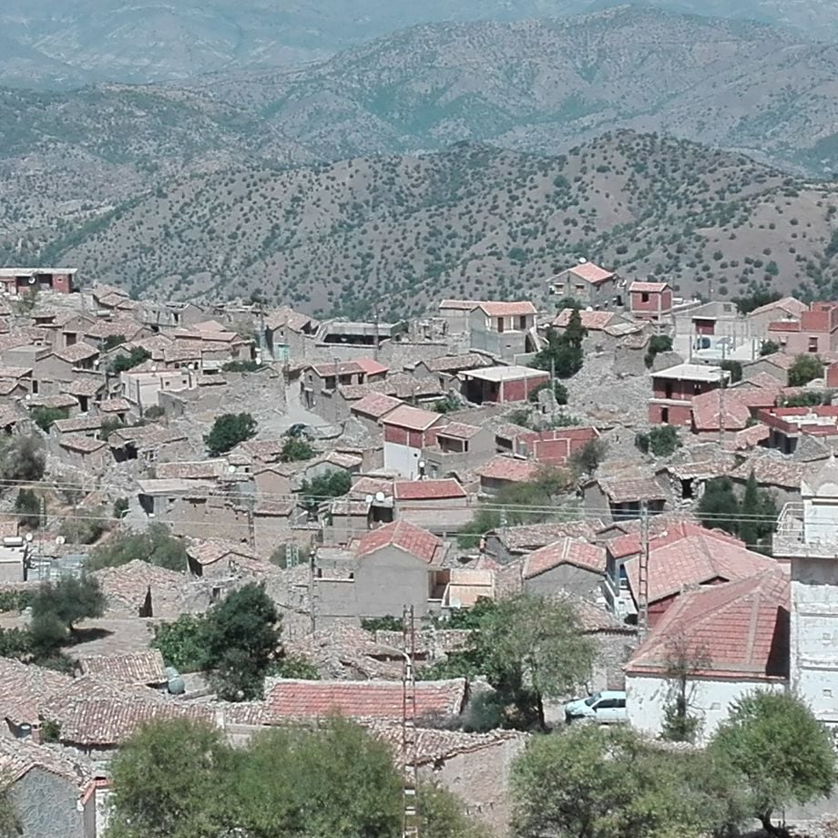 Larbaâ Nath Irathen - Ville montagneuse dans la province de Tizi Ouzou ...