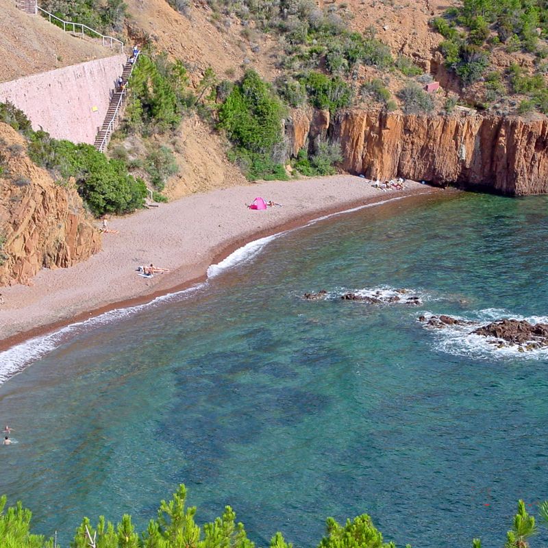 Calanque de Maubois - Plage de galets rouges au Trayas, France