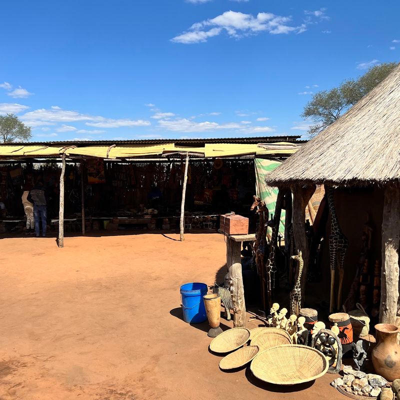 Mukuni Village - Village traditionnel et marché artisanal près des ...