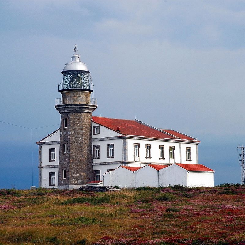 Faro de Cabo Peñas - Phare maritime aux falaises du Cap Peñas, Gozón ...