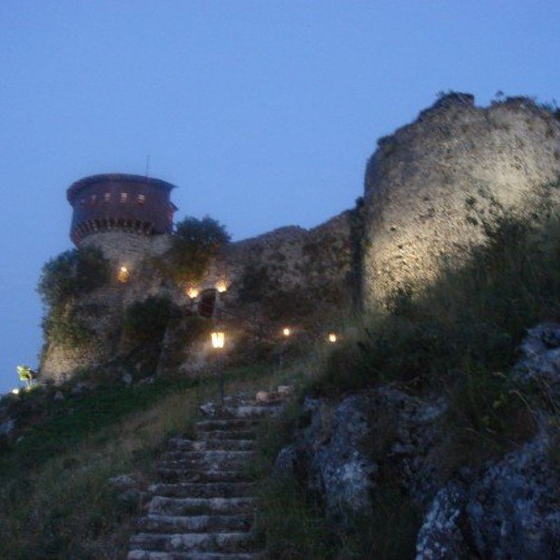 Castillo de Petrelë - Castillo medieval en Petrelë, Albania