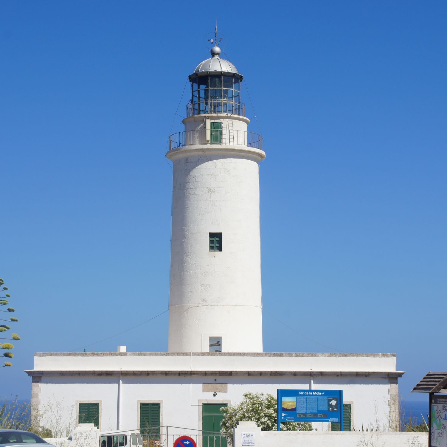 Faro de La Mola - Faro marítimo en acantilados orientales, Formentera ...
