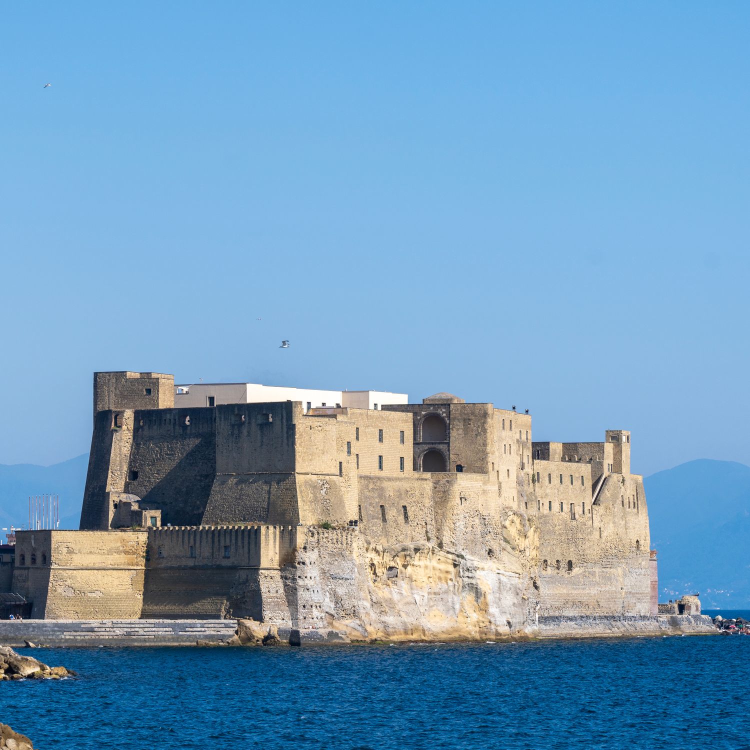 Castello dell’ovo - Château médiéval sur la péninsule de Megaride ...