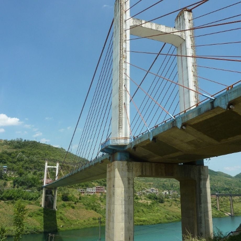 Yachi River Bridge - Pont à haubans à Qingzhen, Chine.